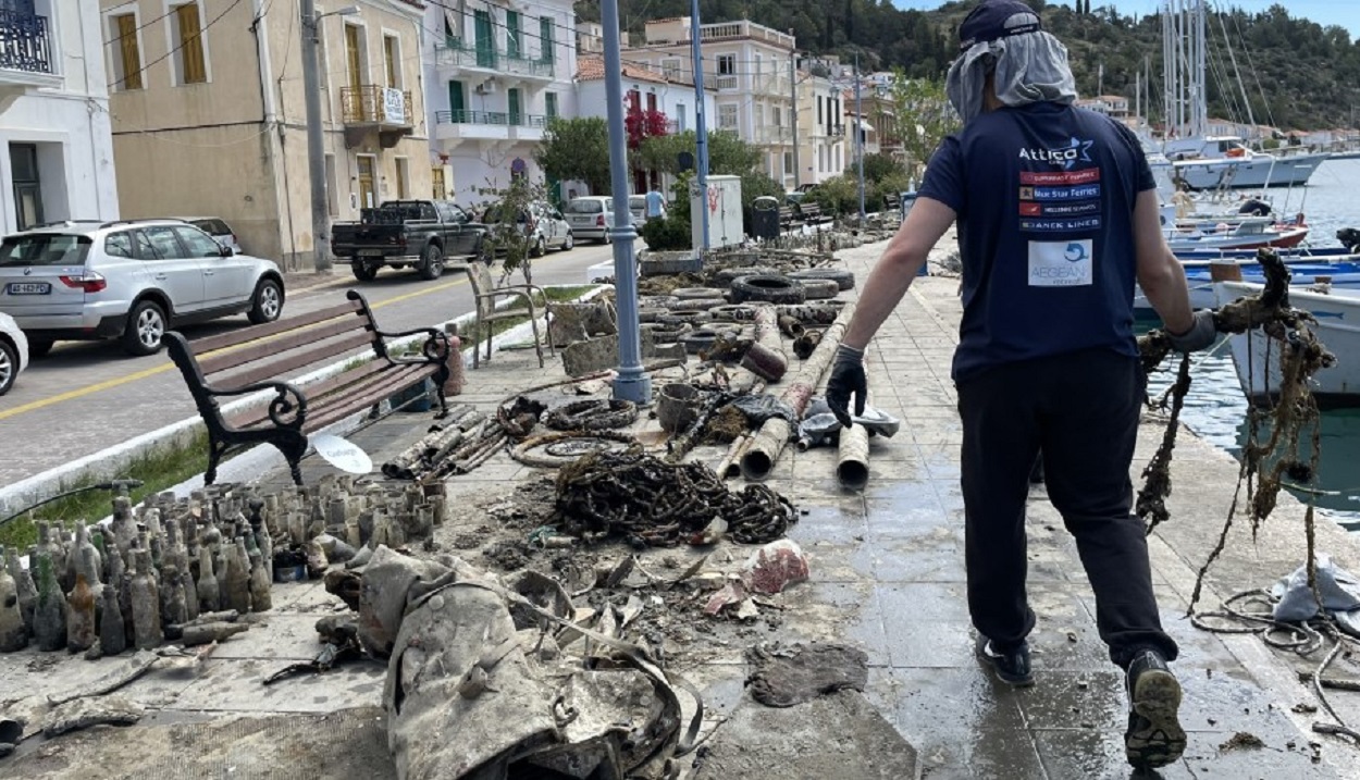 Πόρος: Εργαζόμενοι της Attica Group καθάρισαν τον βυθό